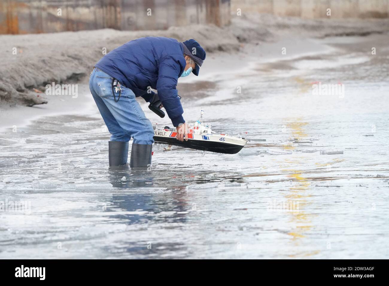 Engine in middle of boat hi-res stock photography and images - Alamy