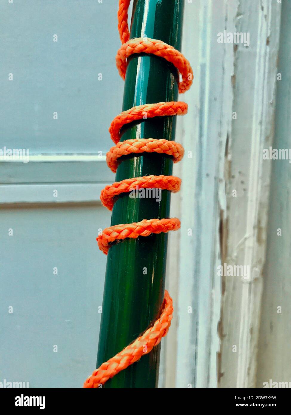 Rope wrapped around wood hi-res stock photography and images - Alamy