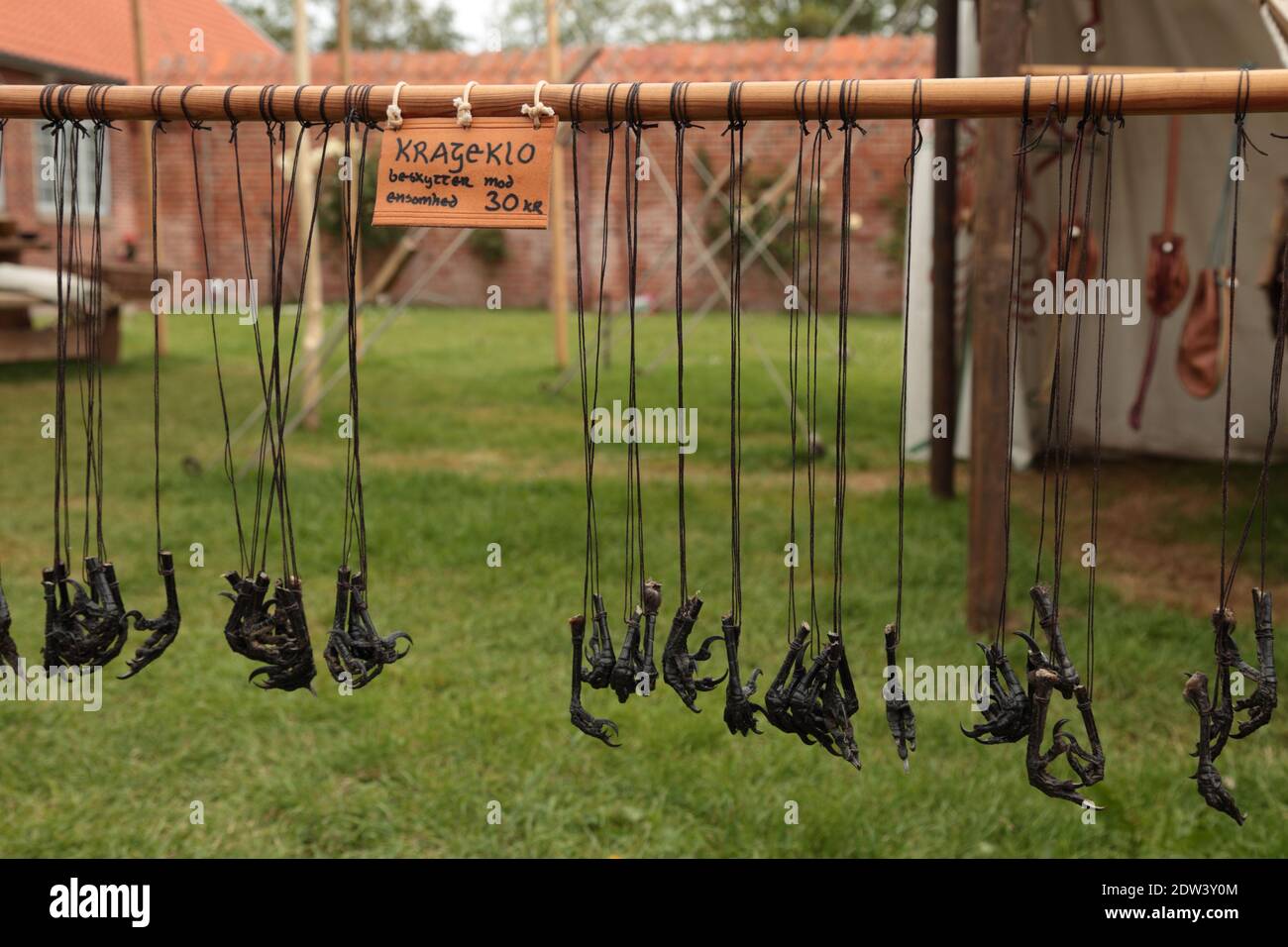 Claws for sale hi-res stock photography and images - Alamy
