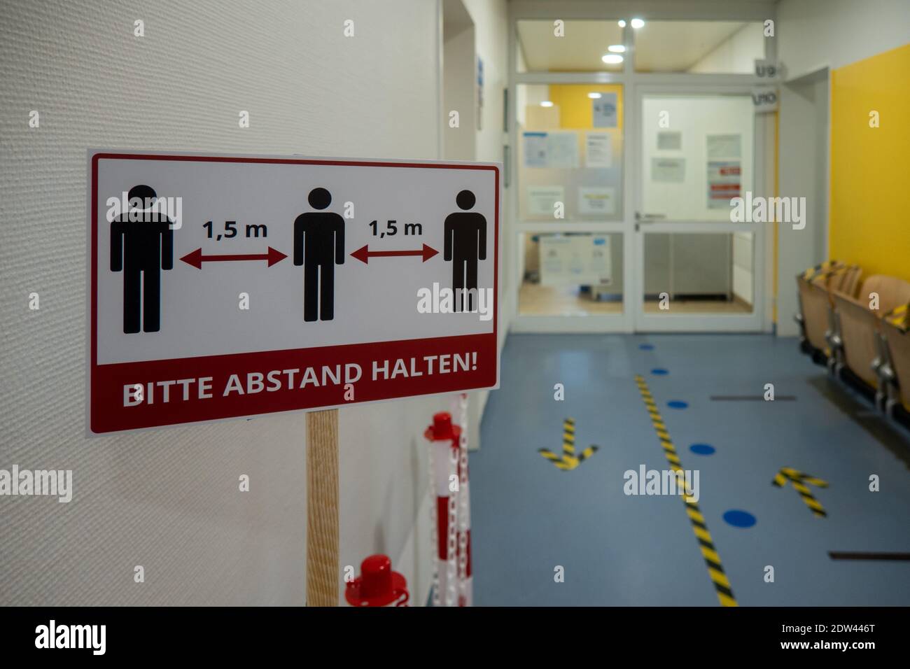 Hospital corridor with signs hi-res stock photography and images - Alamy
