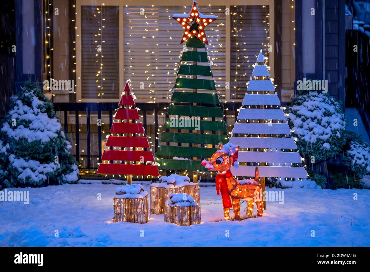 Outdoor Christmas Holiday light display Stock Photo - Alamy