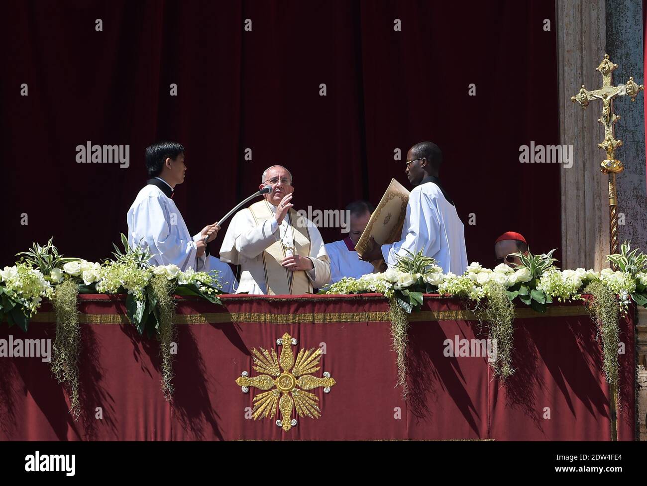 Pope Francis delivers the Urbi and Orbi message and blessing to ...