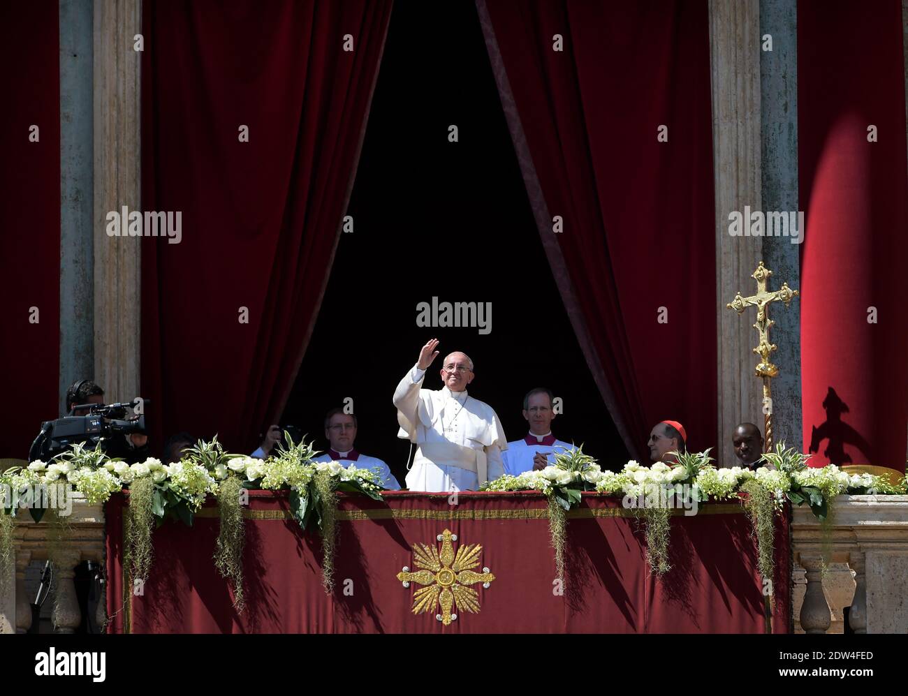 Pope Francis delivers the Urbi and Orbi message and blessing to ...