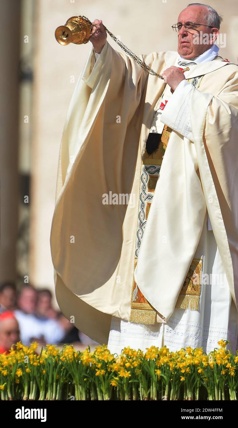 Pope Francis celebrates the Easter Holy Mass at St Peter's square at ...