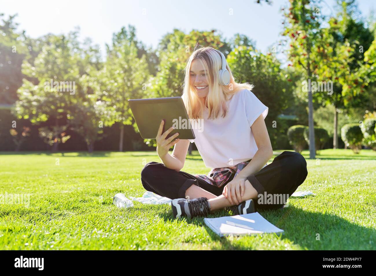 Teen girl video call headphones hi-res stock photography and images - Alamy
