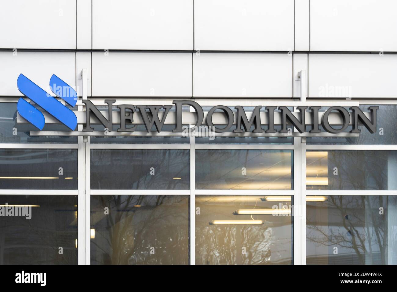 Exterior metro bank building hi-res stock photography and images - Alamy