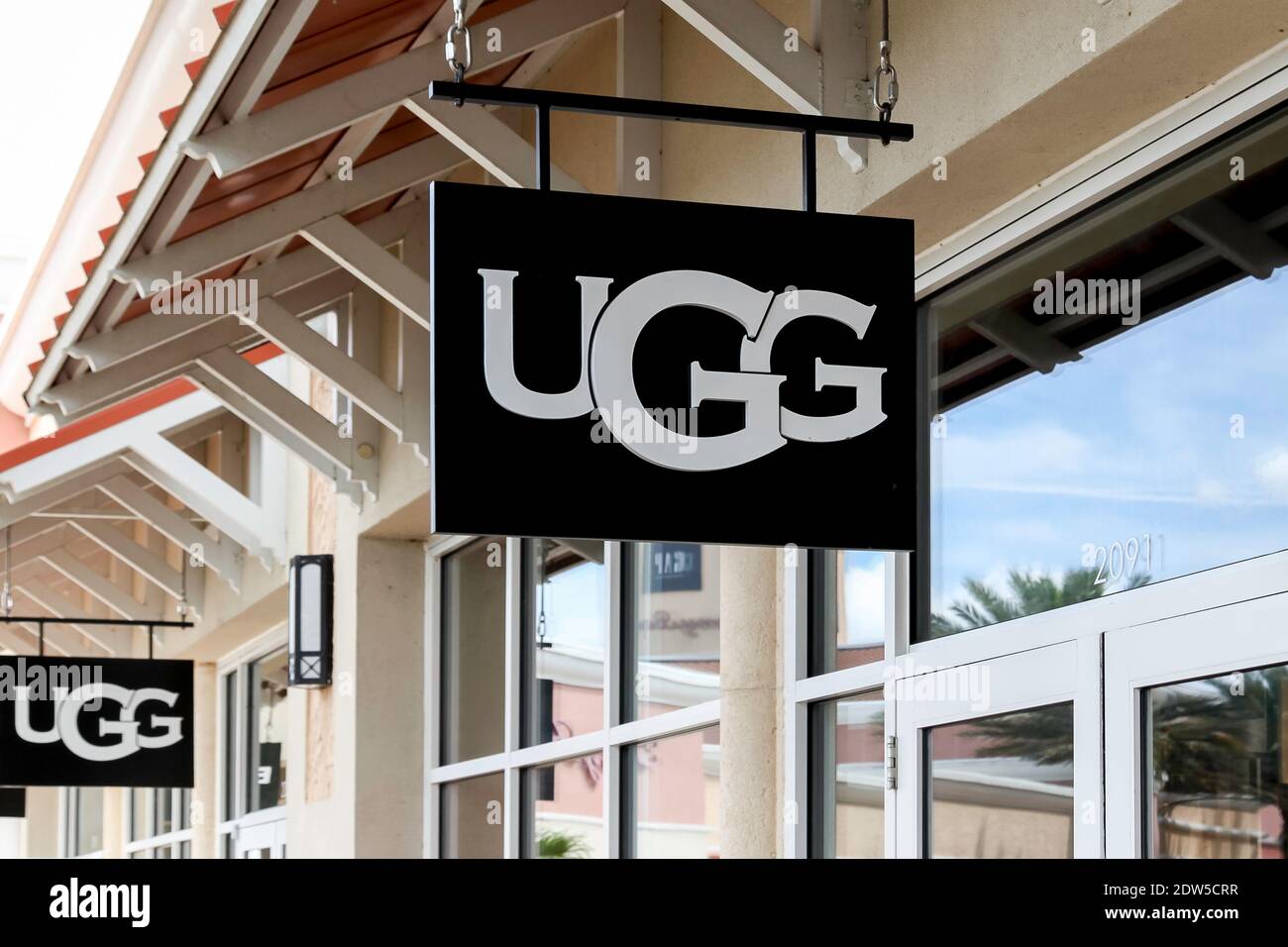 Signage fashion brands store hi-res stock photography and images - Alamy