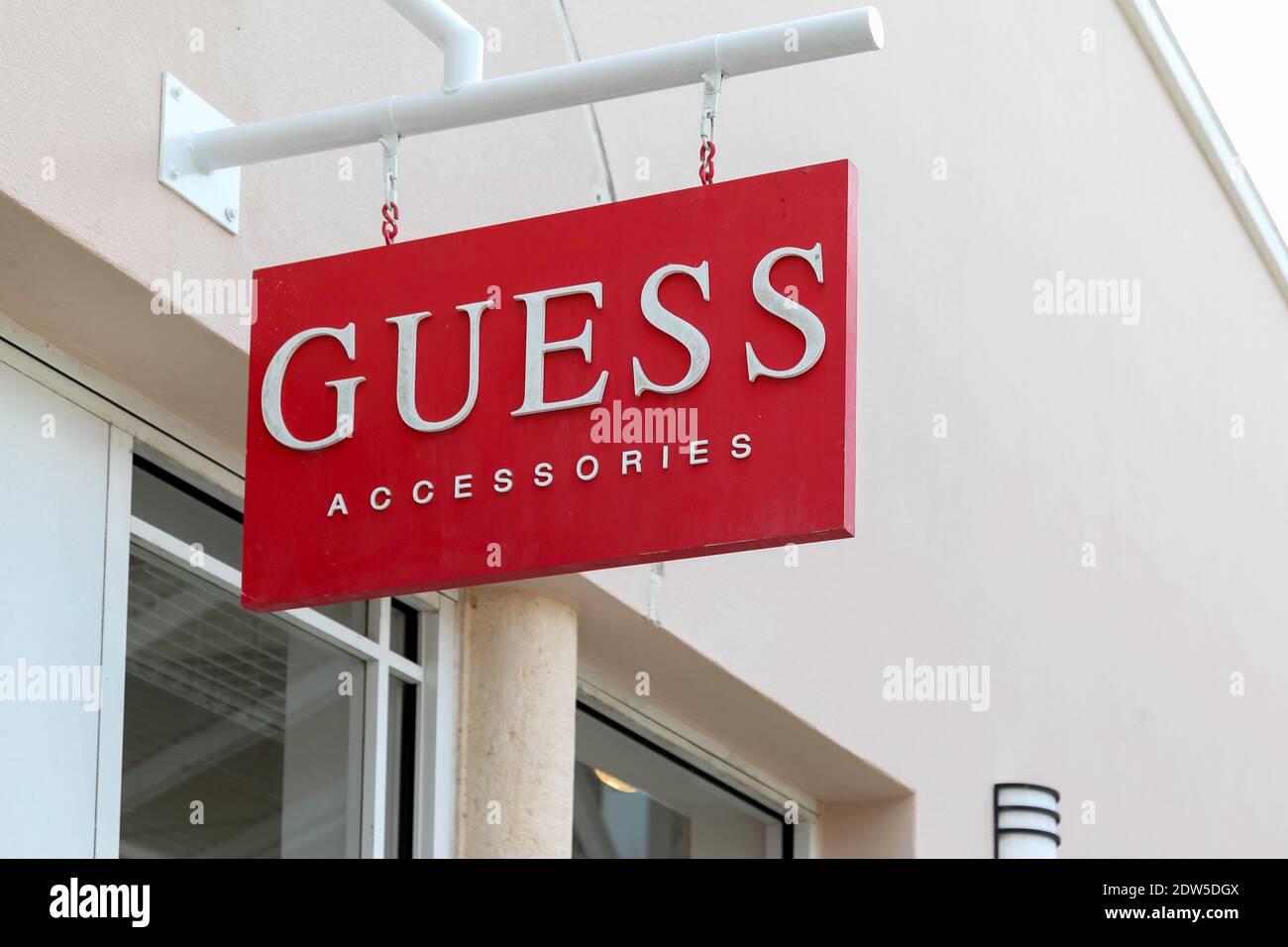 Guess store entrance hi-res stock photography and images - Alamy
