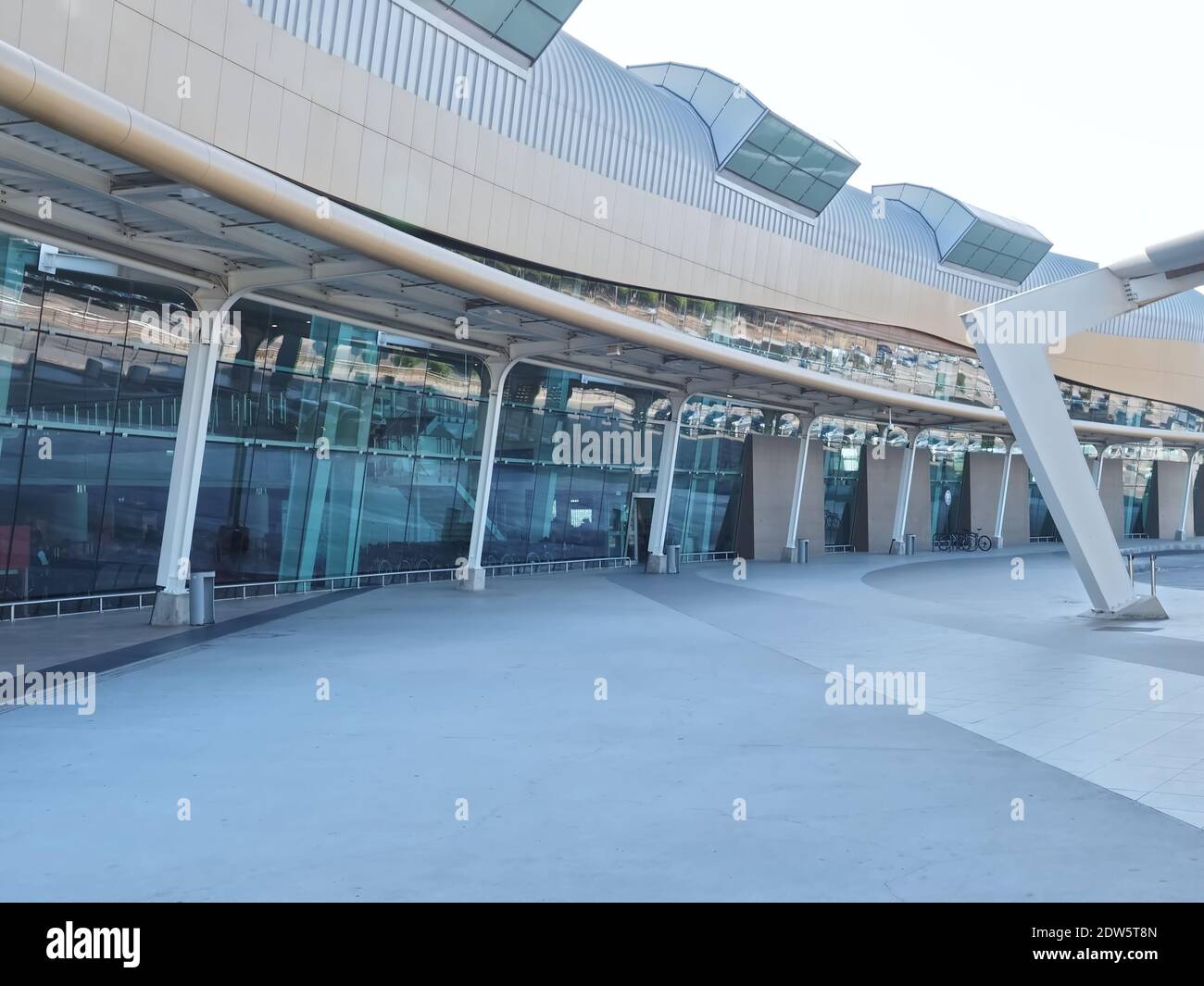 View facade waiting building hi-res stock photography and images - Alamy