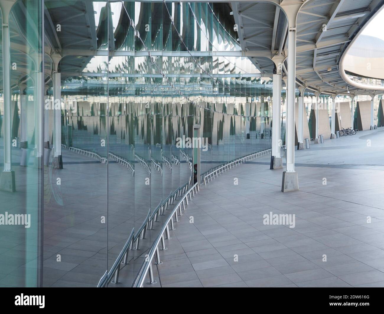 View facade waiting building hi-res stock photography and images - Alamy