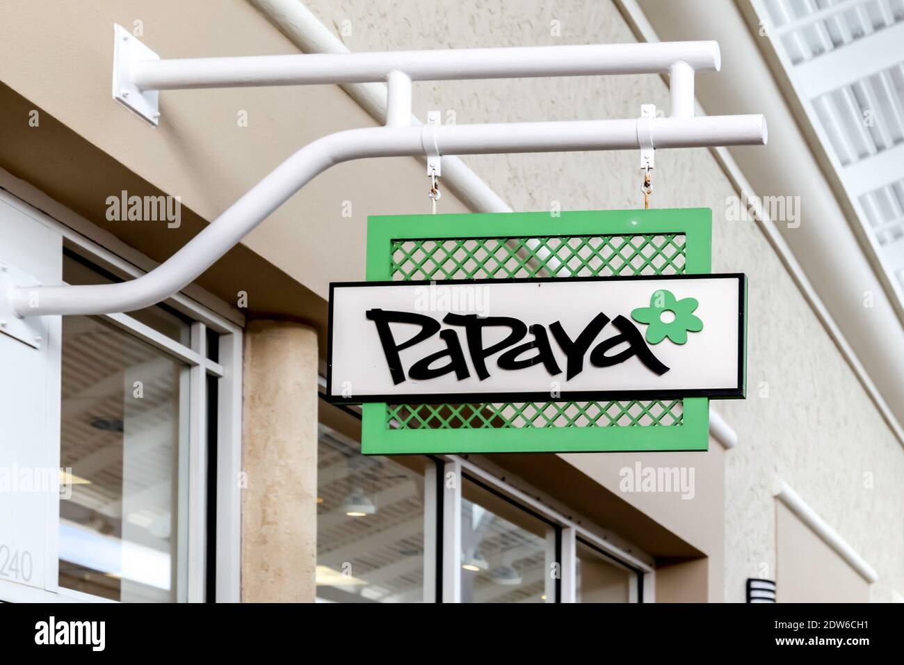 Clothing retailer papaya hi-res stock photography and images - Alamy