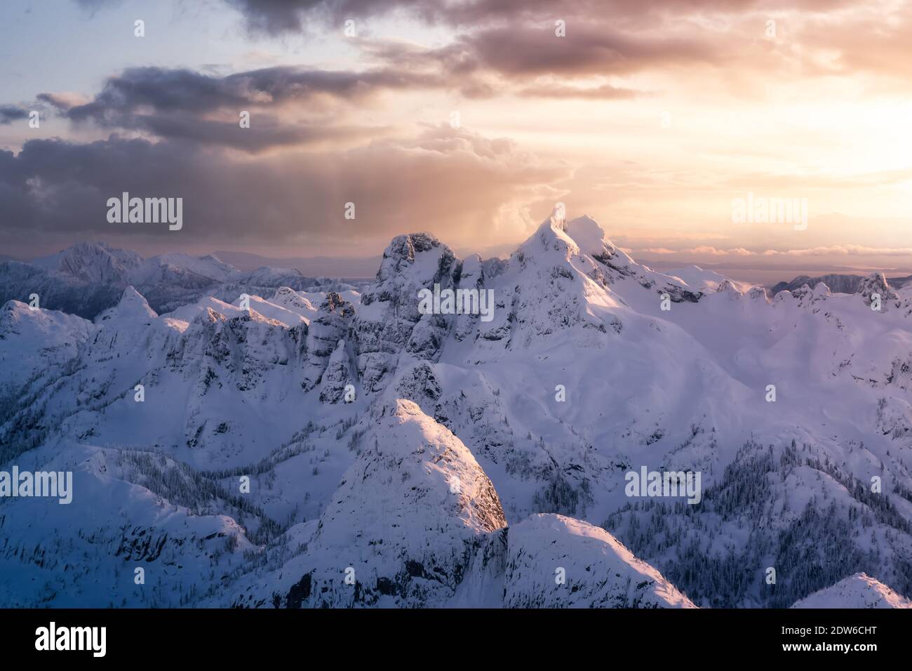 Pacific northwest mountain range aerial hi-res stock photography and ...