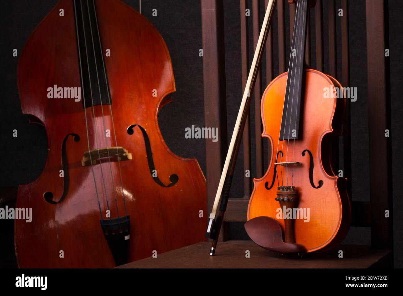 Antique violins hi-res stock photography and images - Alamy