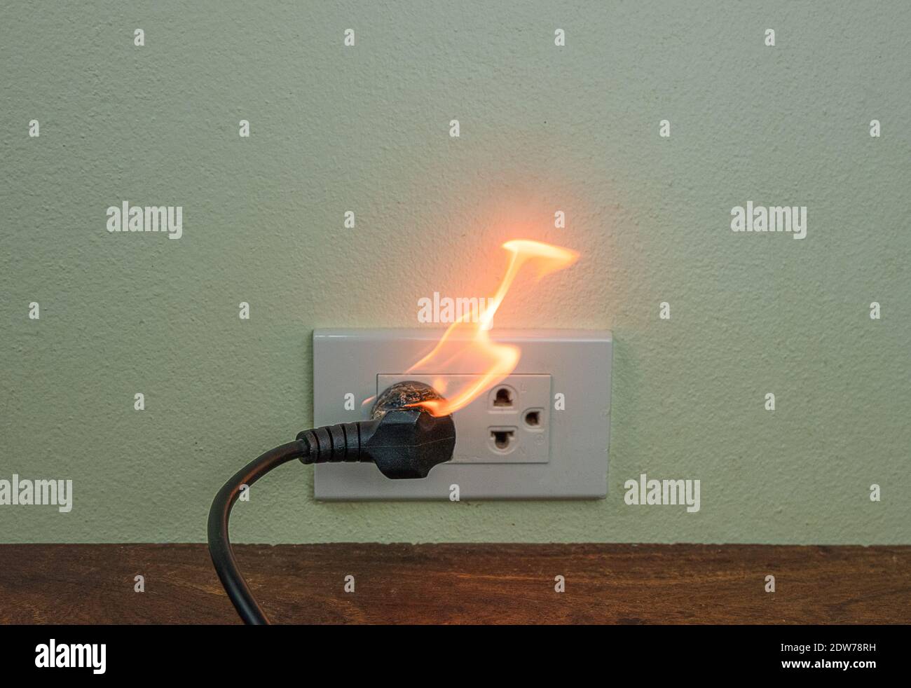 Burning cable hi-res stock photography and images - Alamy