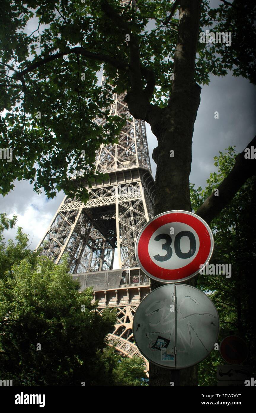 Illustration of the speed limit road sign to 30Km/h in Paris, France on ...