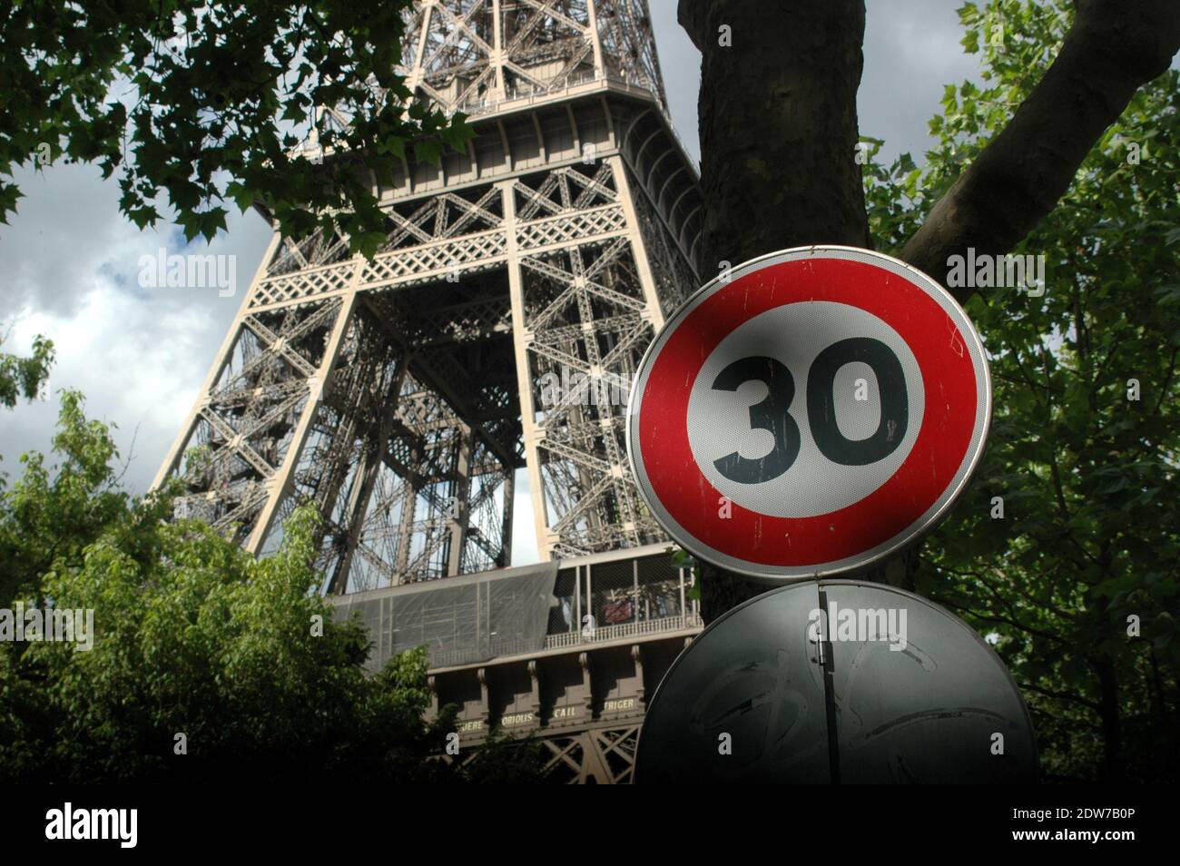 Illustration of the speed limit road sign to 30Km/h in Paris, France on ...