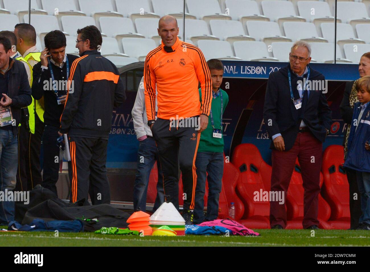 Real Madrid's assistant coach Zinedine Zidane during the Champion's ...