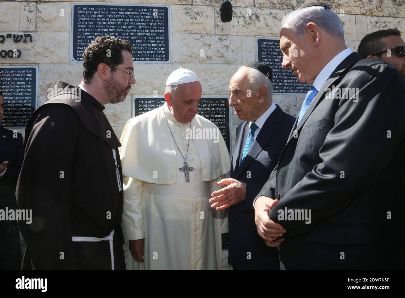 Israeli President Shimon Peres and Prime Minister Benjamin Netanyahu ...