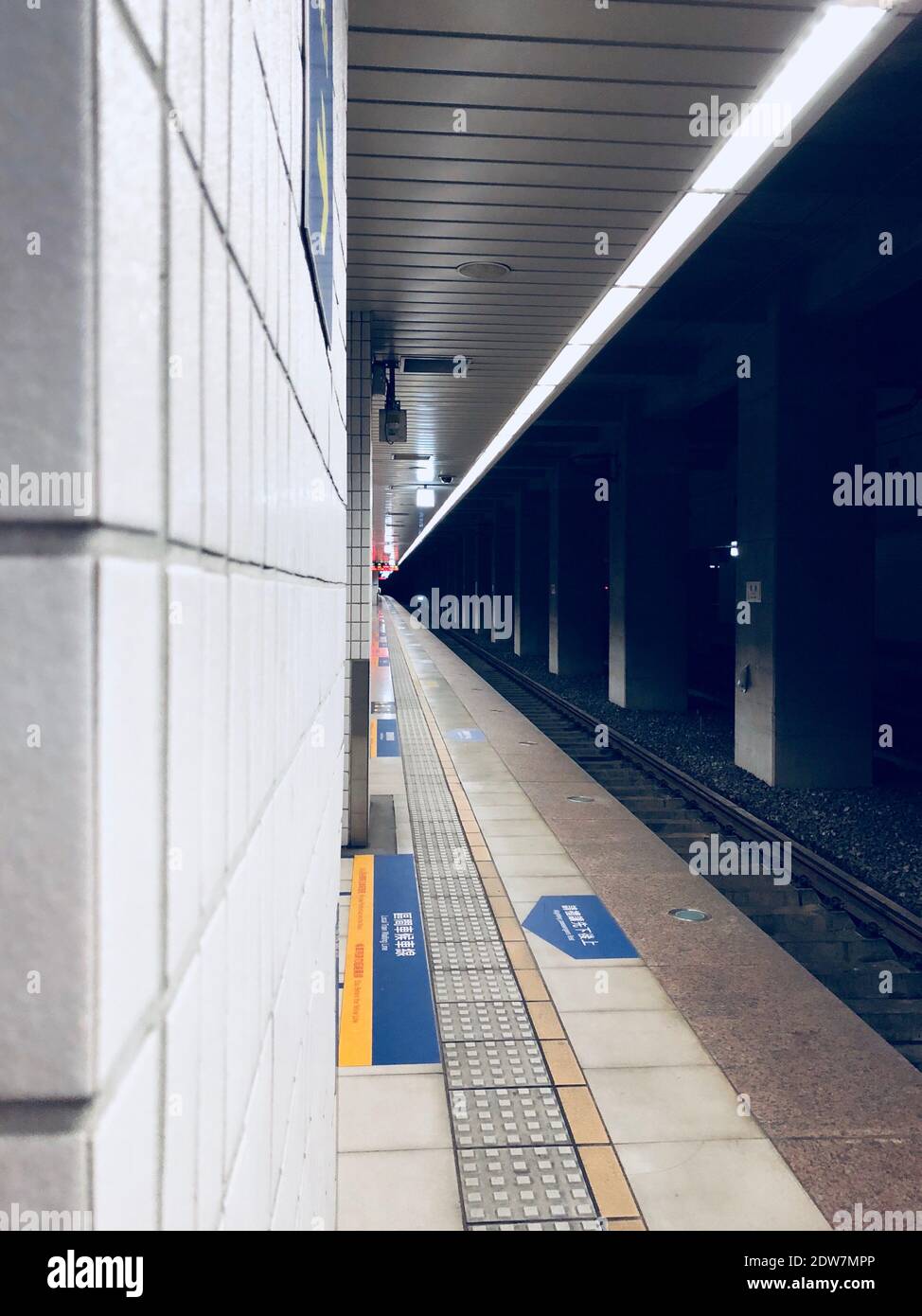 Empty railroad station night architecture hi-res stock photography and ... Empty railroad station night architecture hi-res stock photography and ...