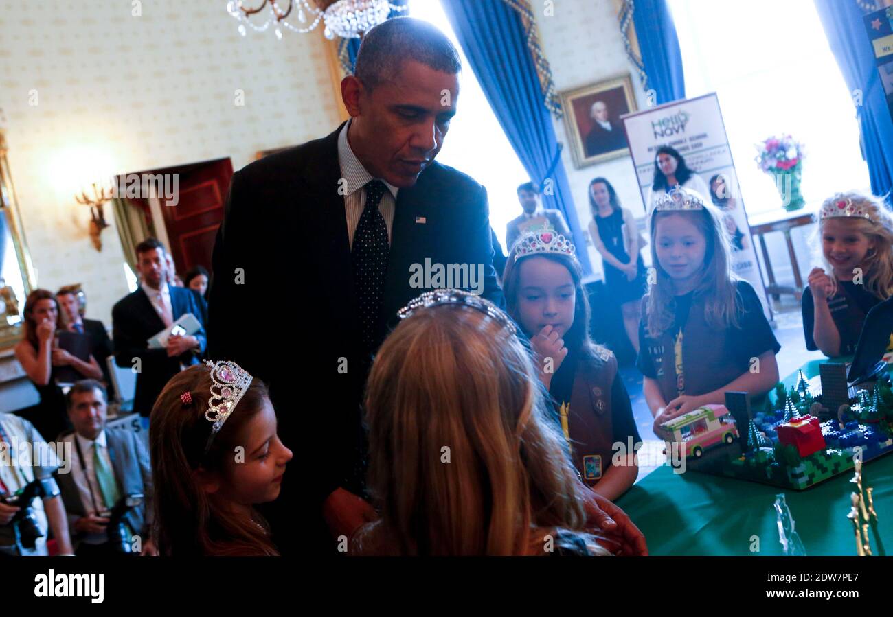 US President Barack Obama looks at the "flood-proof" bridge design ...
