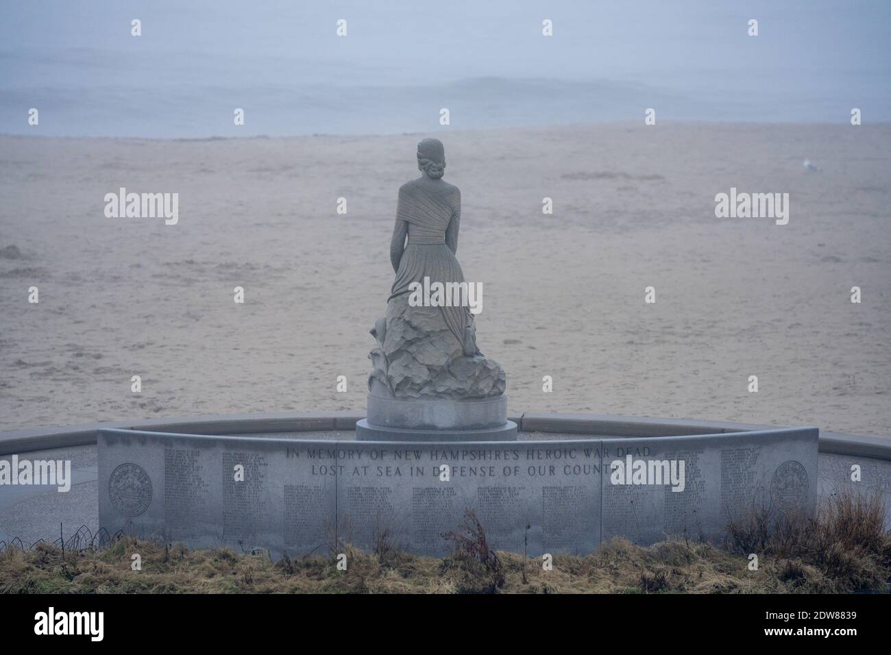 War dead statue hi-res stock photography and images - Alamy