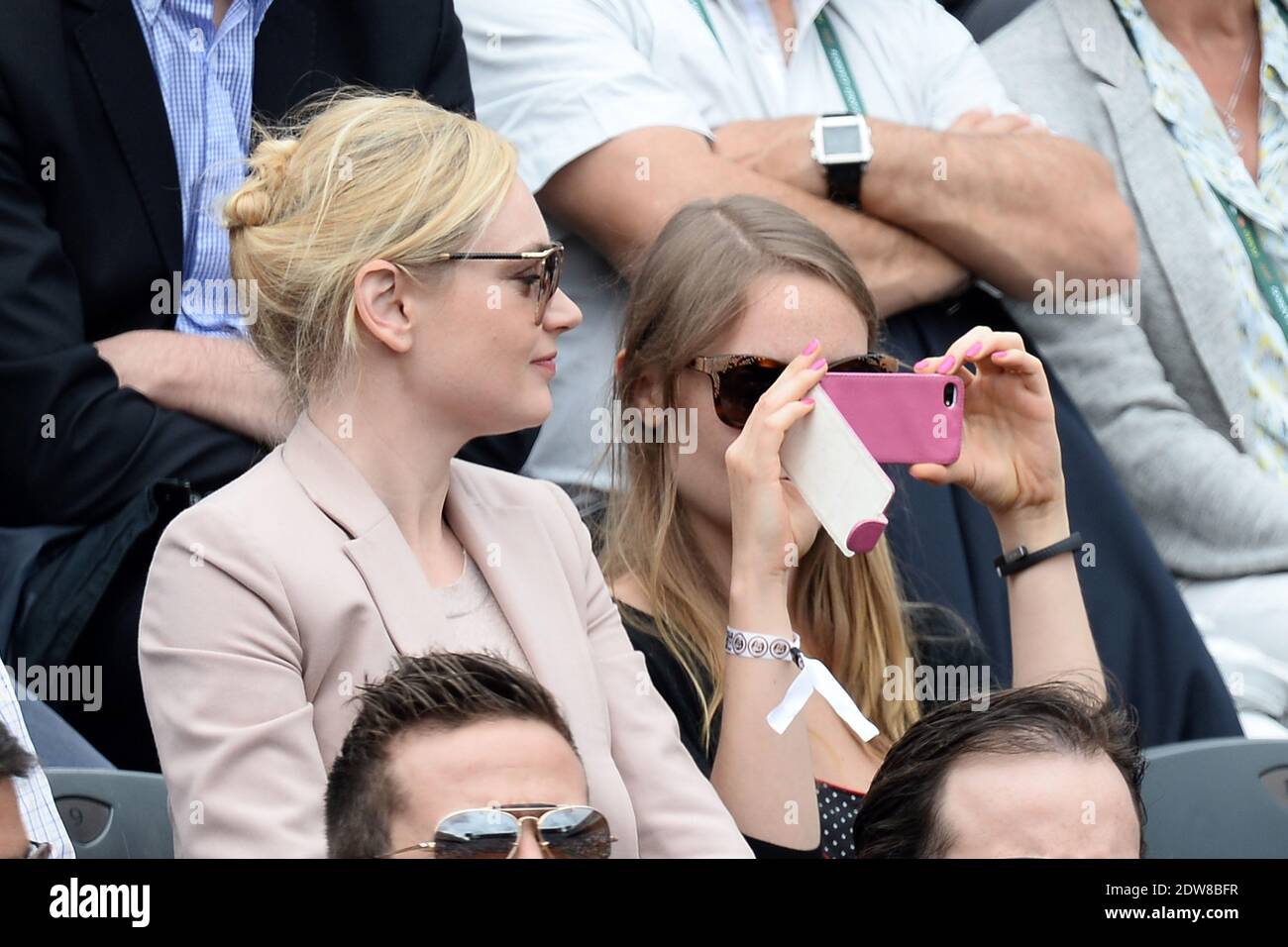 Julie Judd and Deborah Francois watchinges a eight-final game of the ...