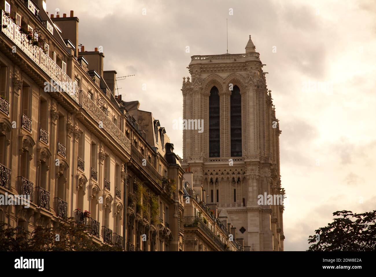 Paris golden hour cloud hi-res stock photography and images - Alamy