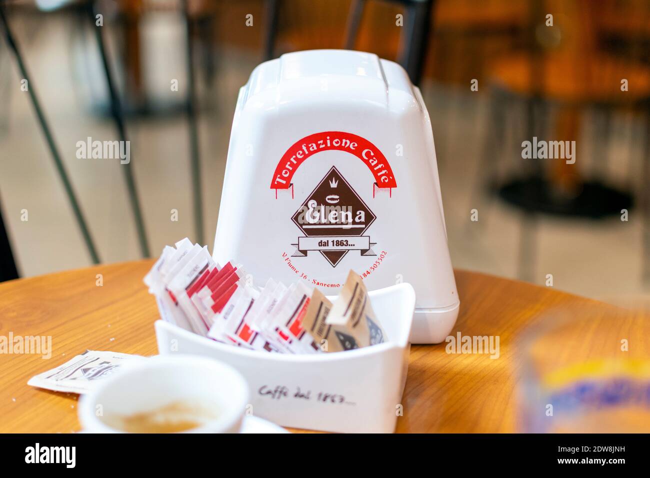 Sugar packet hi-res stock photography and images - Alamy