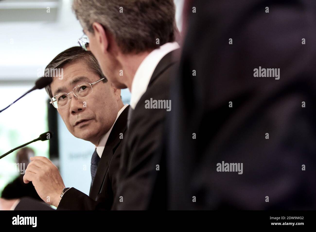 Siemens CEO Joe Kaeser and Mitsubishi Heavy Industries CEO Shunichi ...