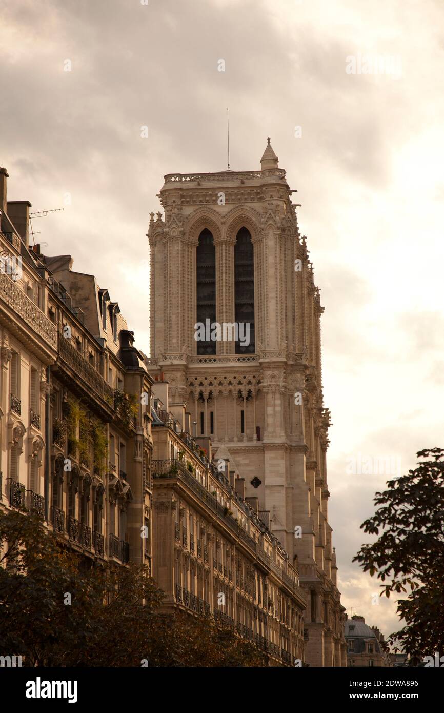 Paris golden hour cloud hi-res stock photography and images - Alamy