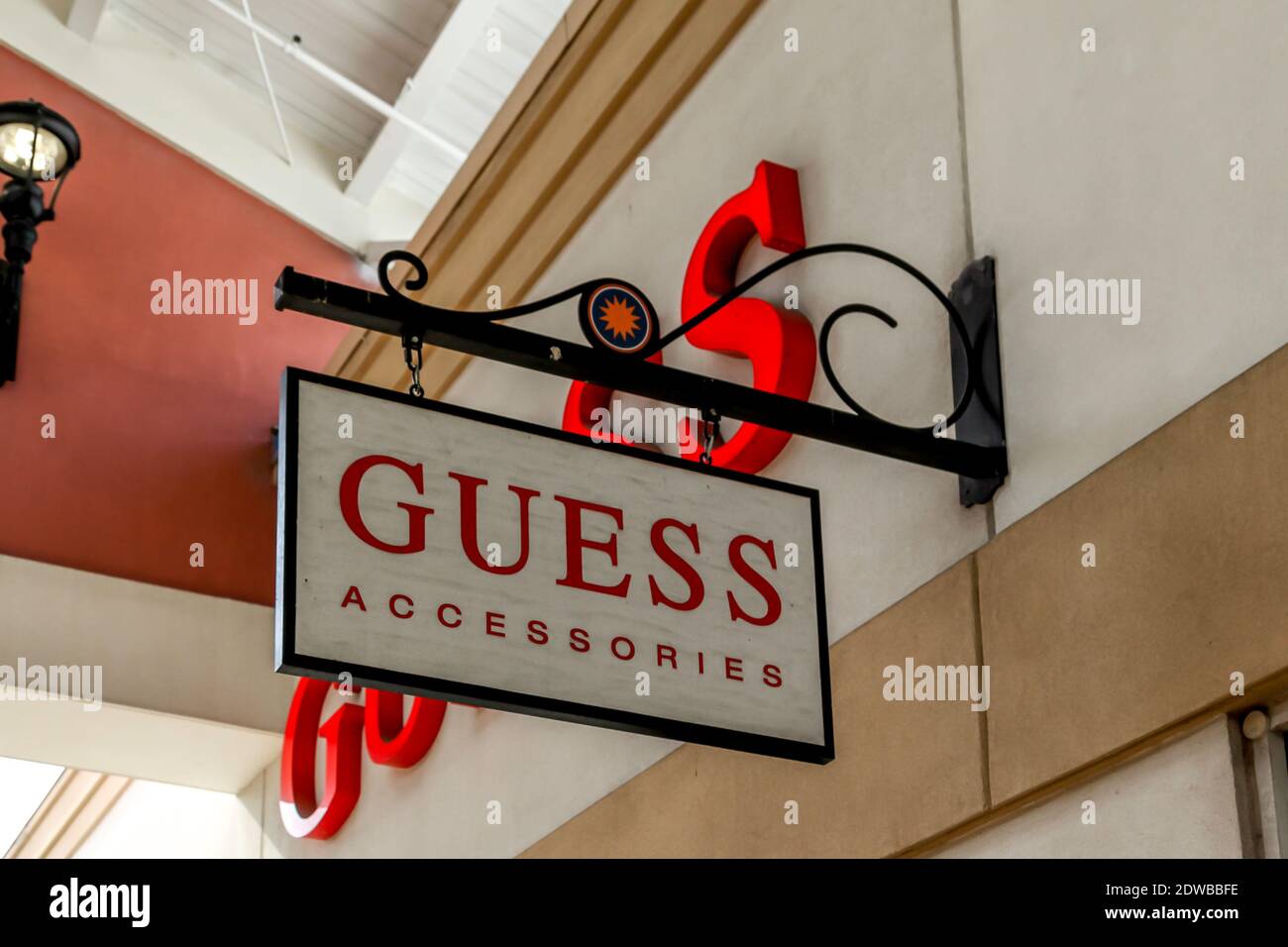 Guess store entrance hi-res stock photography and images - Alamy