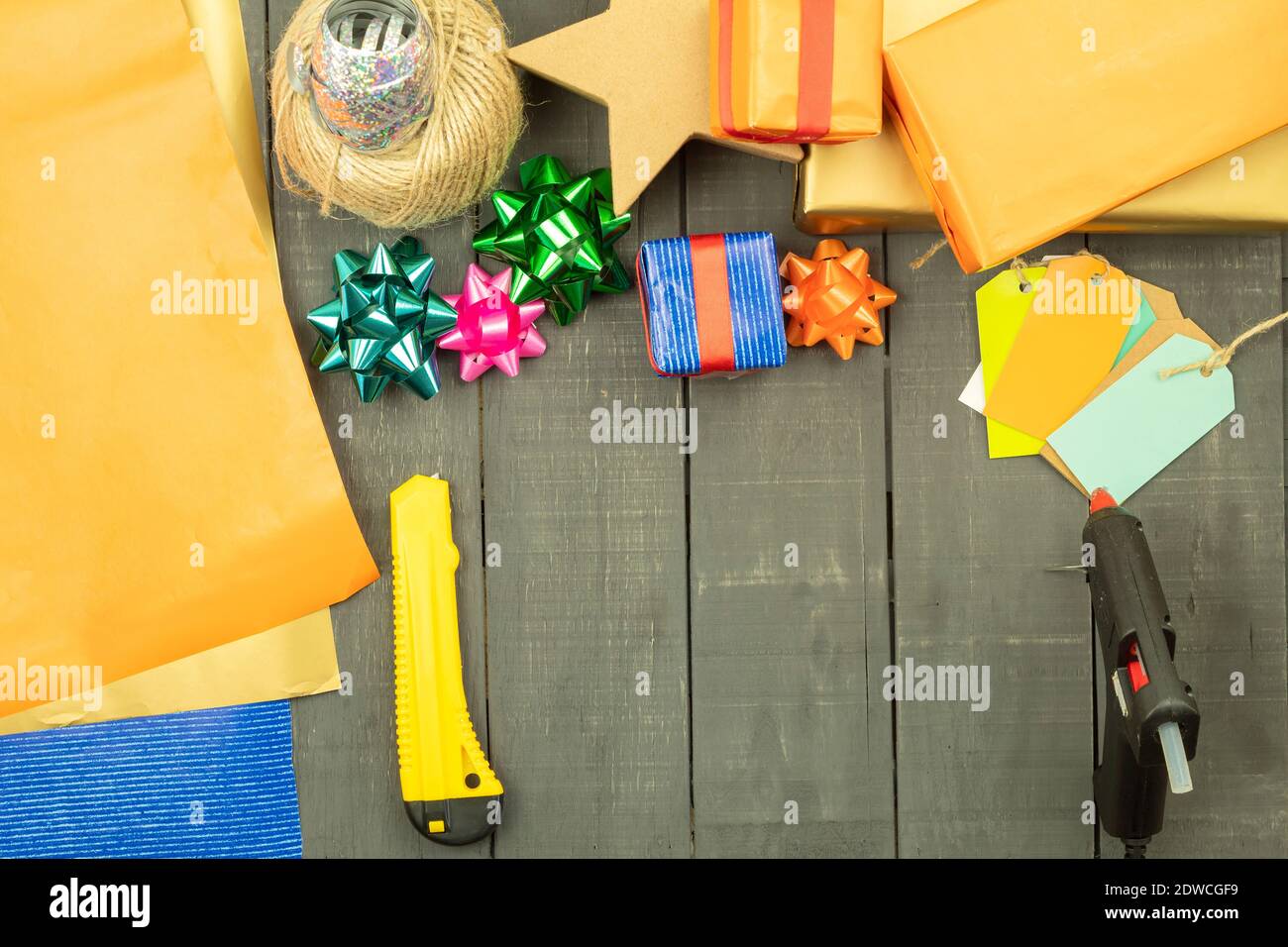 Signing cards hi-res stock photography and images - Alamy