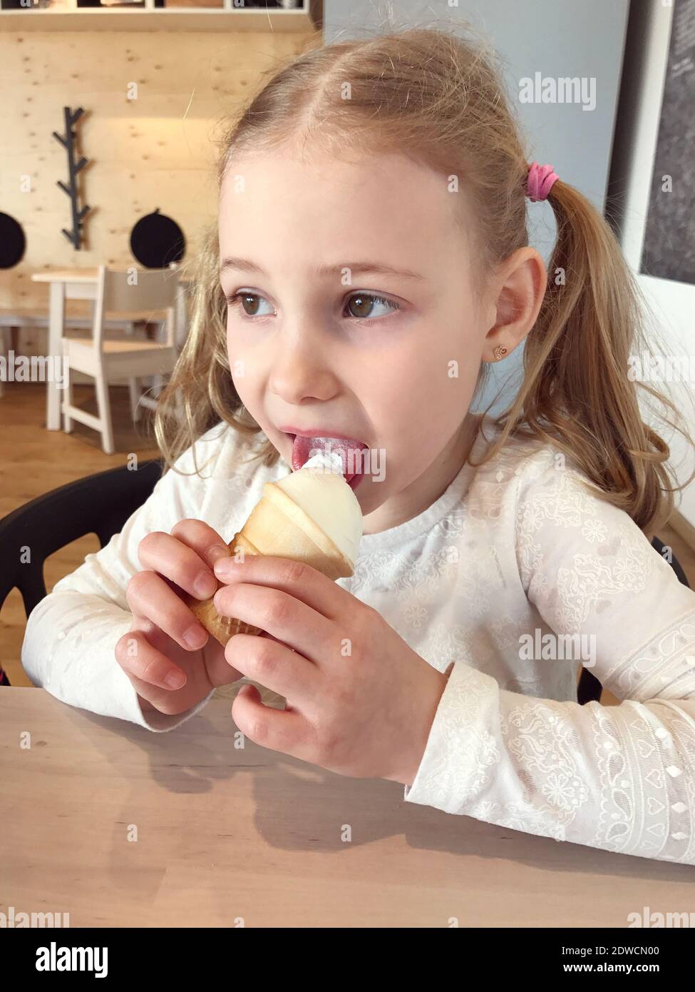 Girl 9 Eating Ice Cream Hi Res Stock Photography And Images Alamy