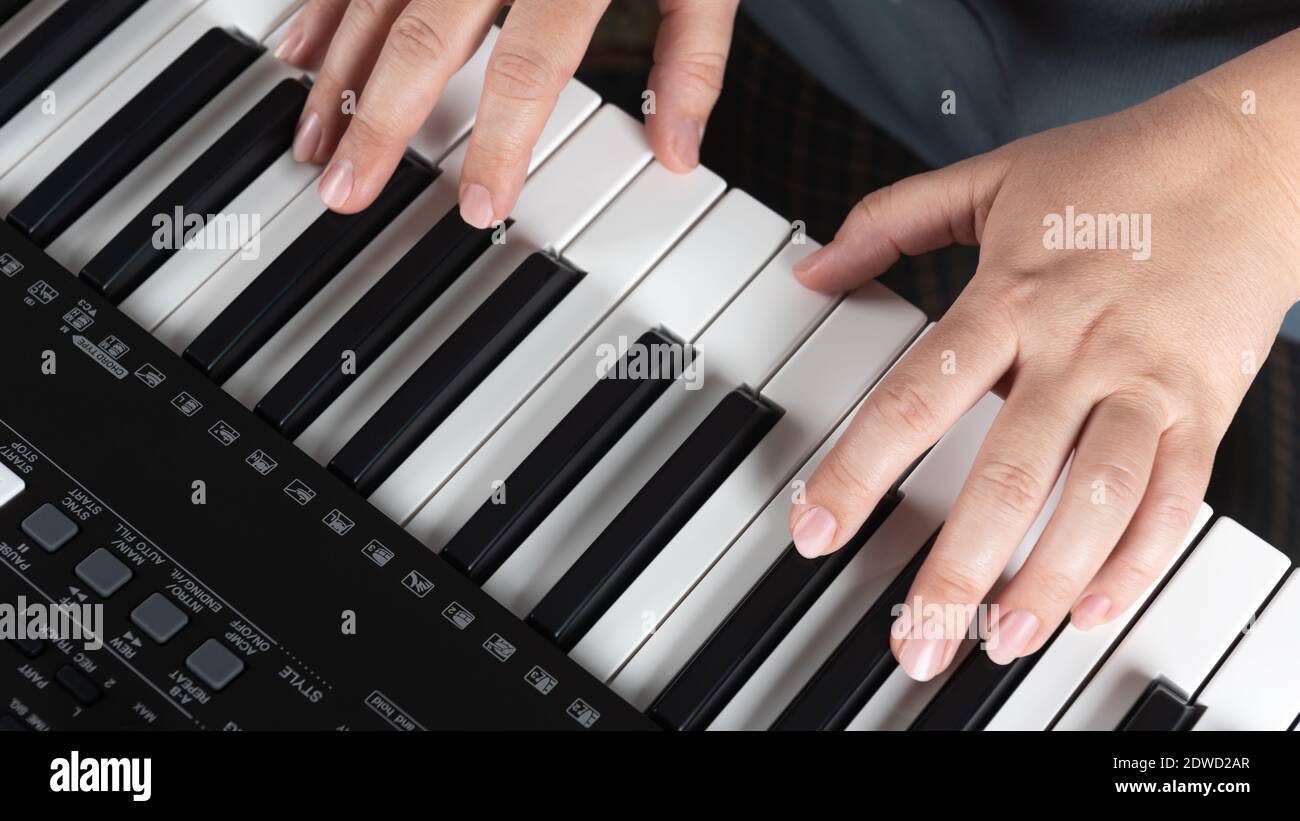 Piano player concert hall hi-res stock photography and images - Alamy