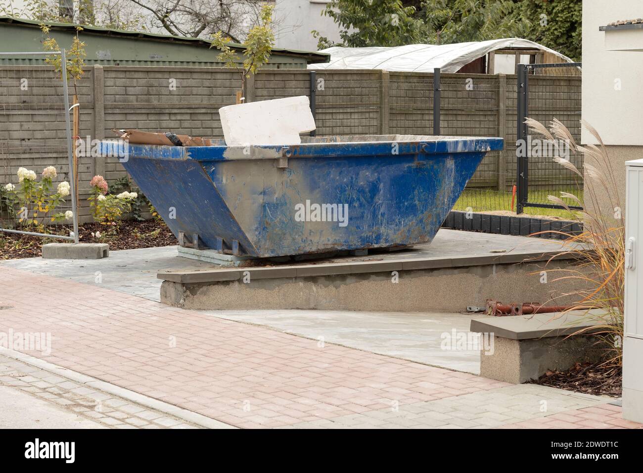 Container for the removal of construction waste and household waste ...