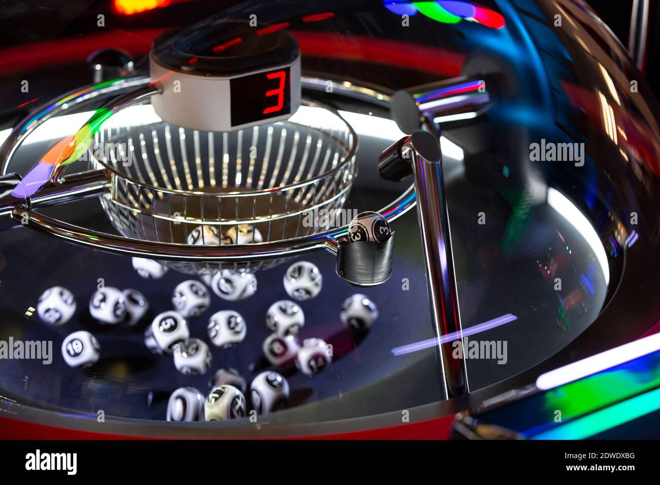 Bingo and machine and balls hi-res stock photography and images - Alamy