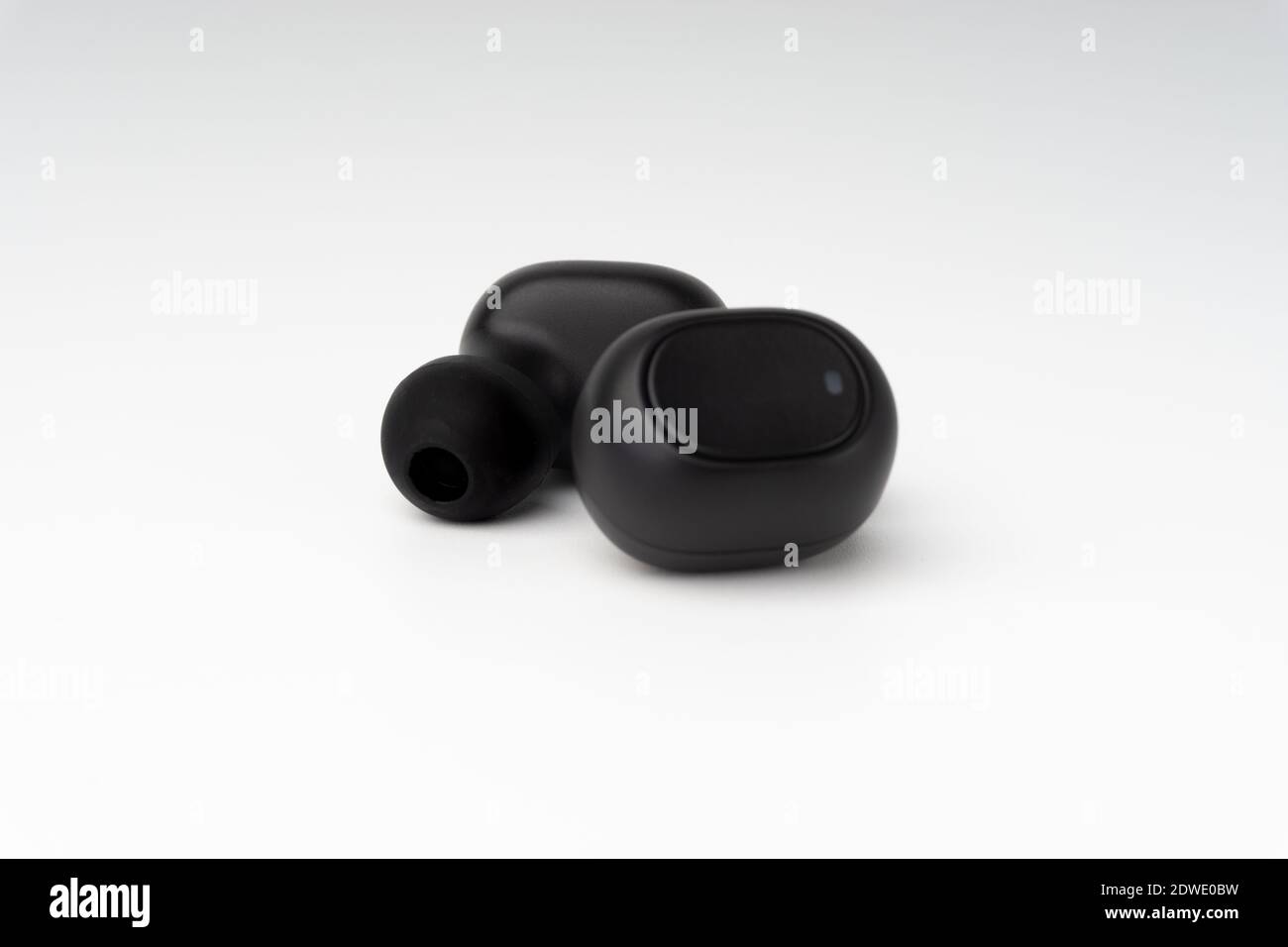 Black earbuds bluetooth hi-res stock photography and images - Alamy