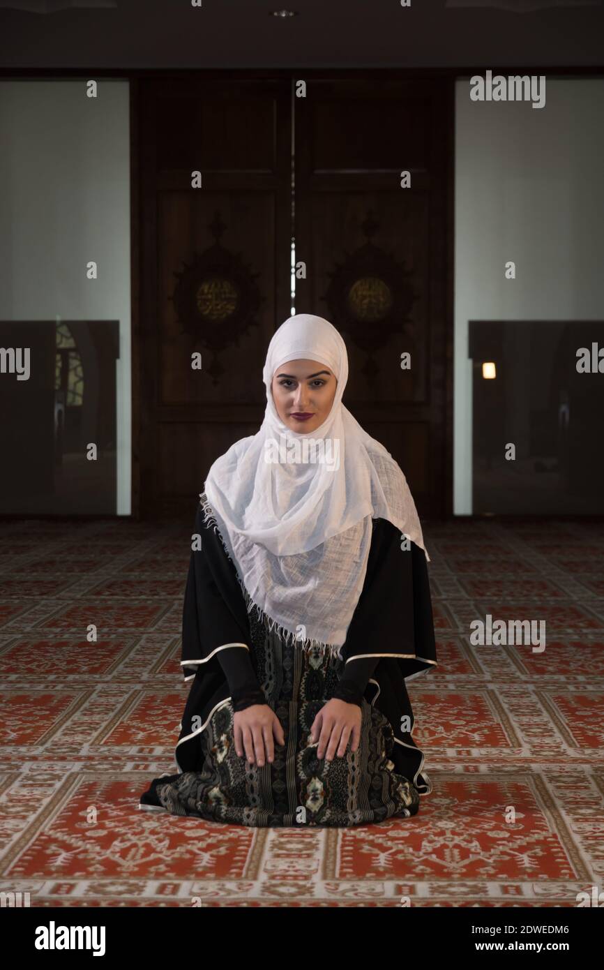 Burka women praying hi-res stock photography and images - Alamy