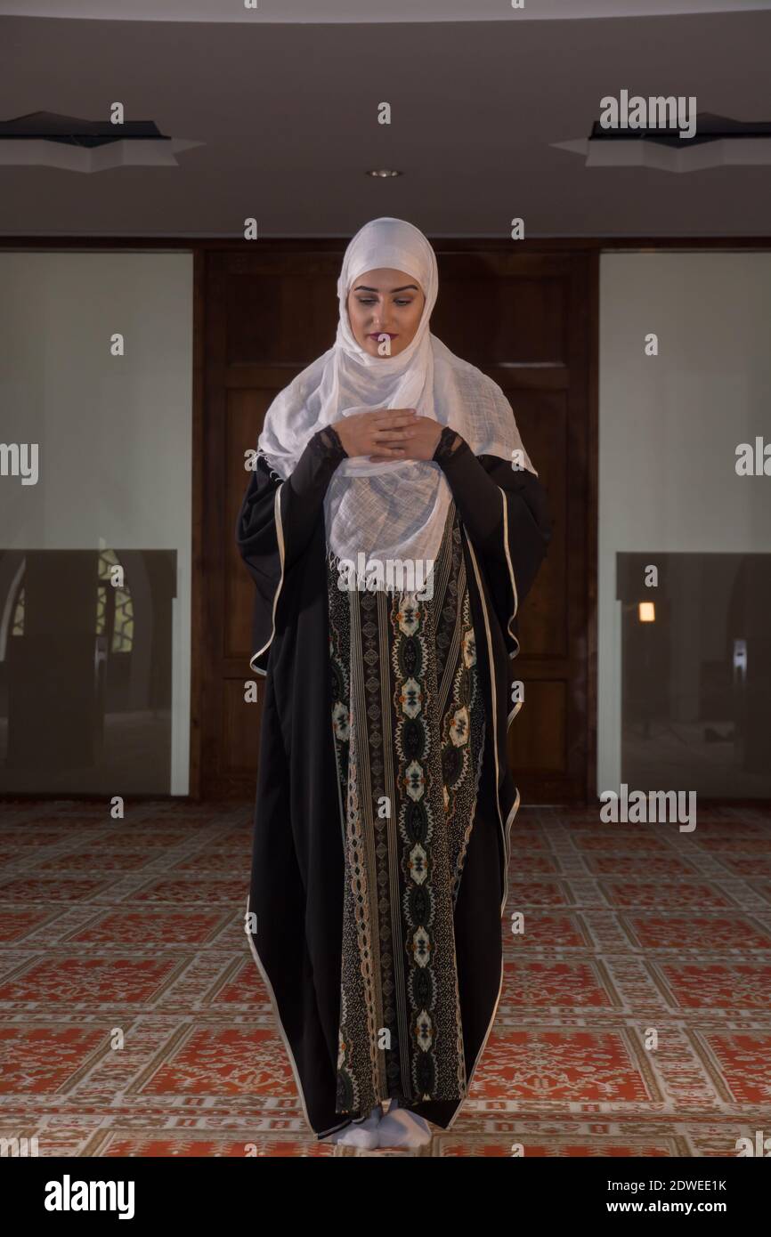 Burka women praying hi-res stock photography and images - Alamy
