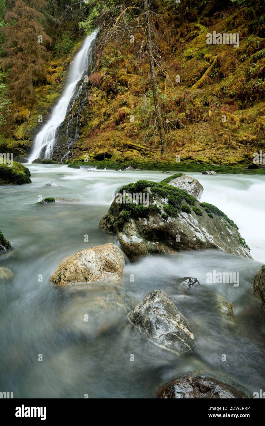 River boulder hi-res stock photography and images - Alamy