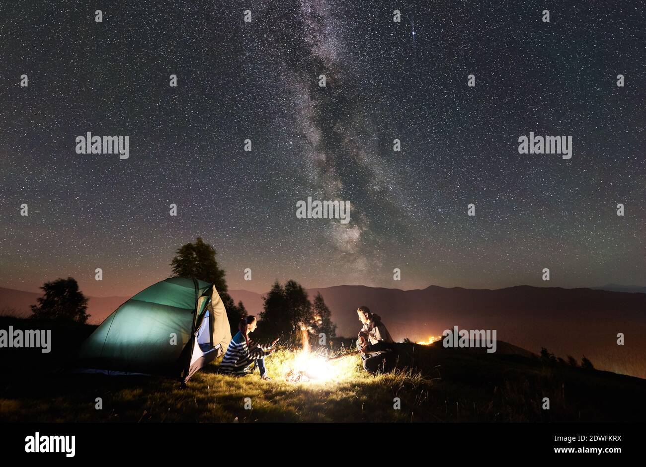 Beside camp fire hi-res stock photography and images - Alamy