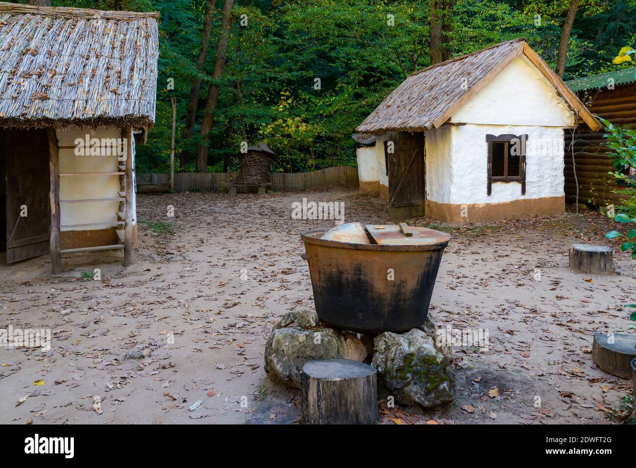 Traditional white slavic house with a thatched roof Stock Photo - Alamy