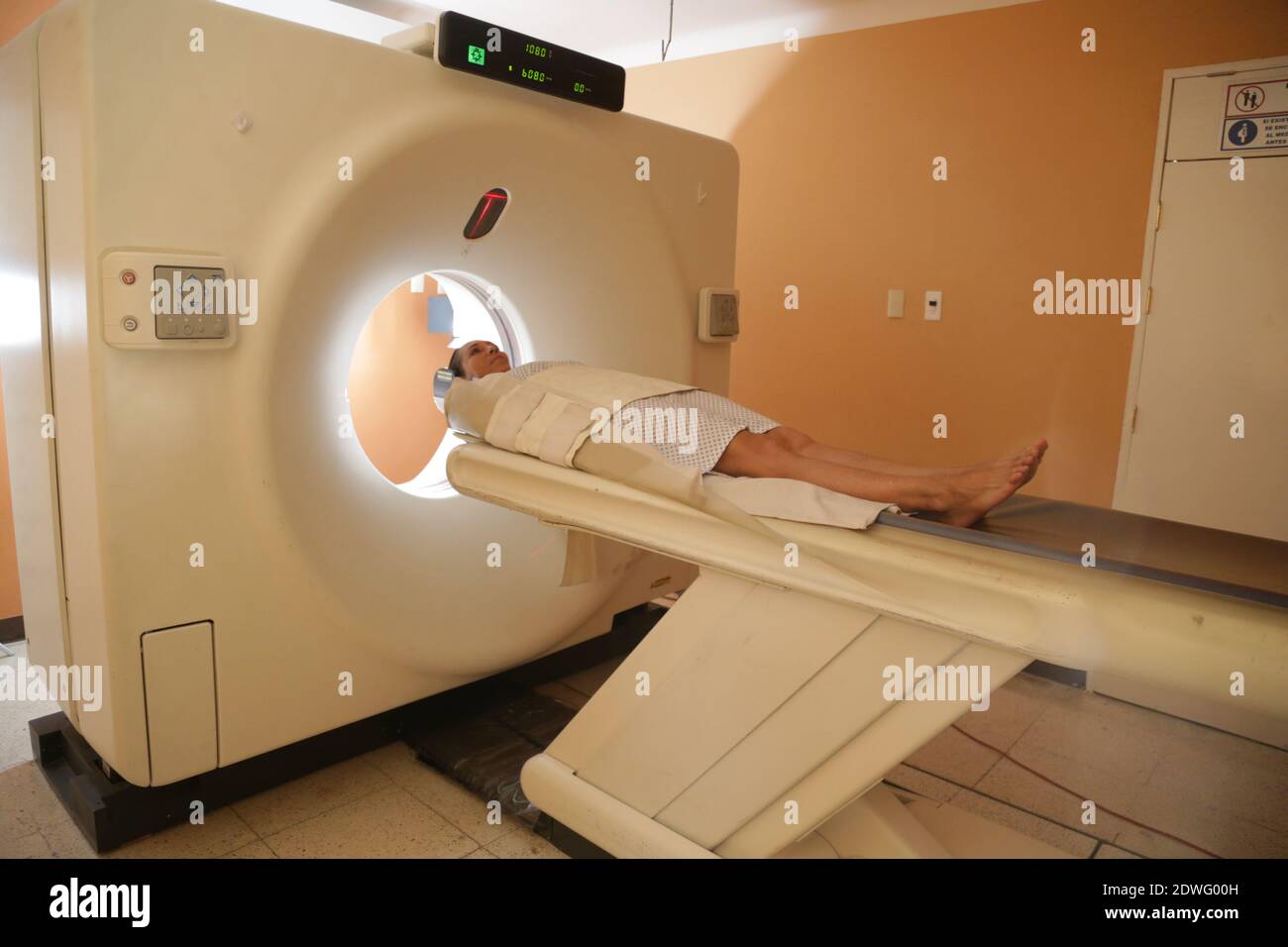 Cat scan examination hi-res stock photography and images - Alamy