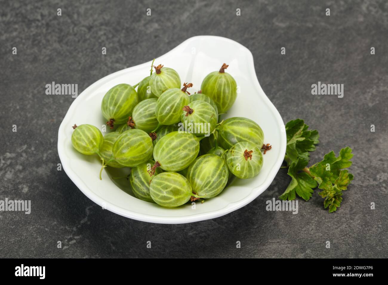 Fresh ripe green sweet gooseberry with leaf Stock Photo - Alamy