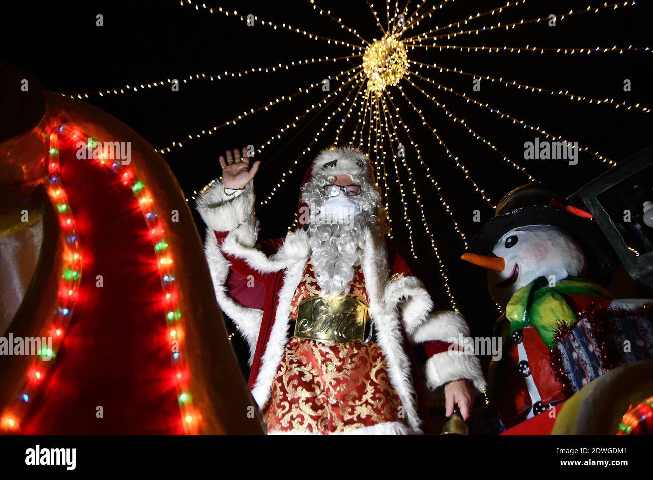 Vittoriosa, Malta. 22nd Dec, 2020. A man dressed in the Santa Claus ...