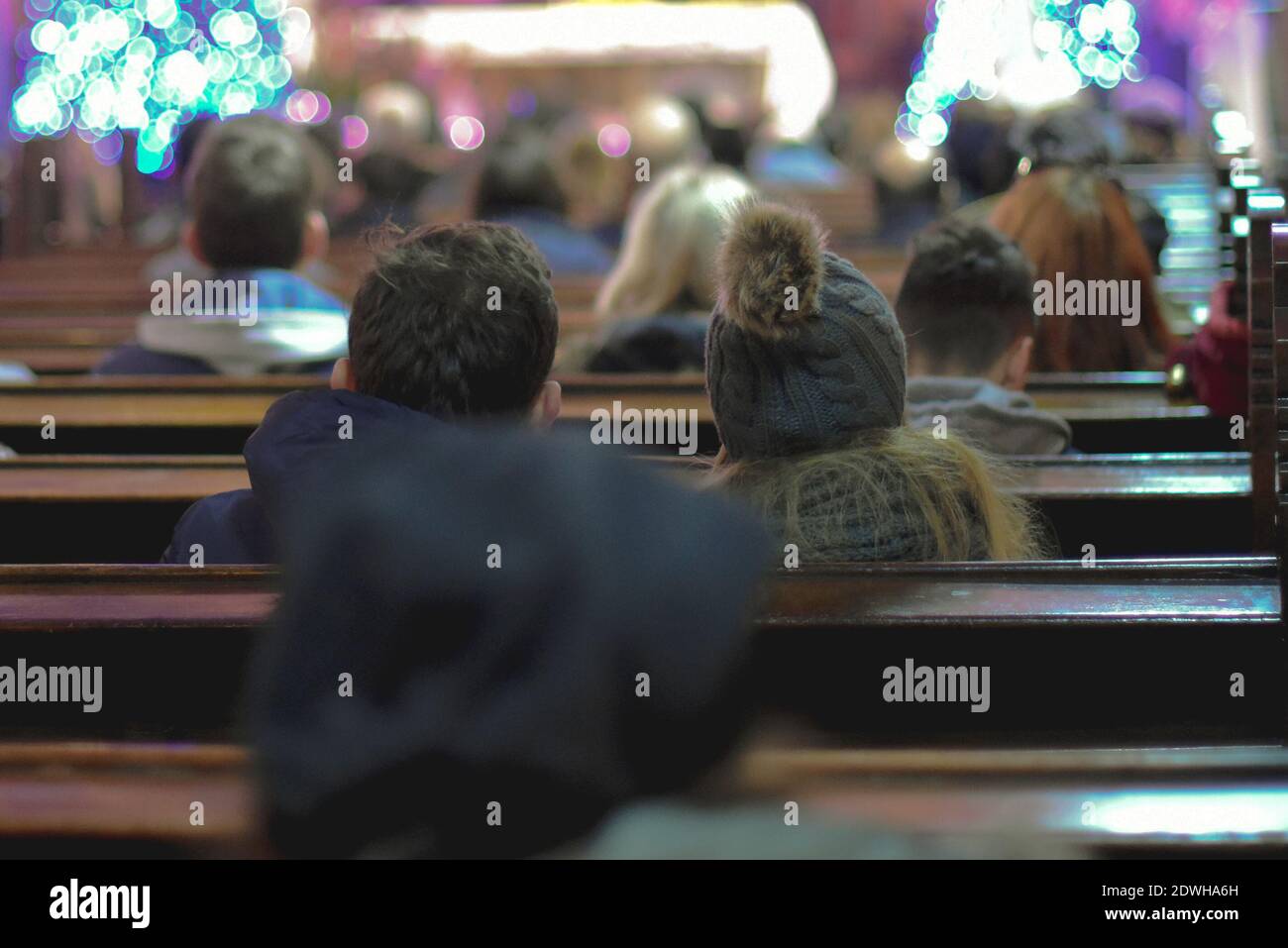 Men sitting in church pews hi-res stock photography and images - Alamy