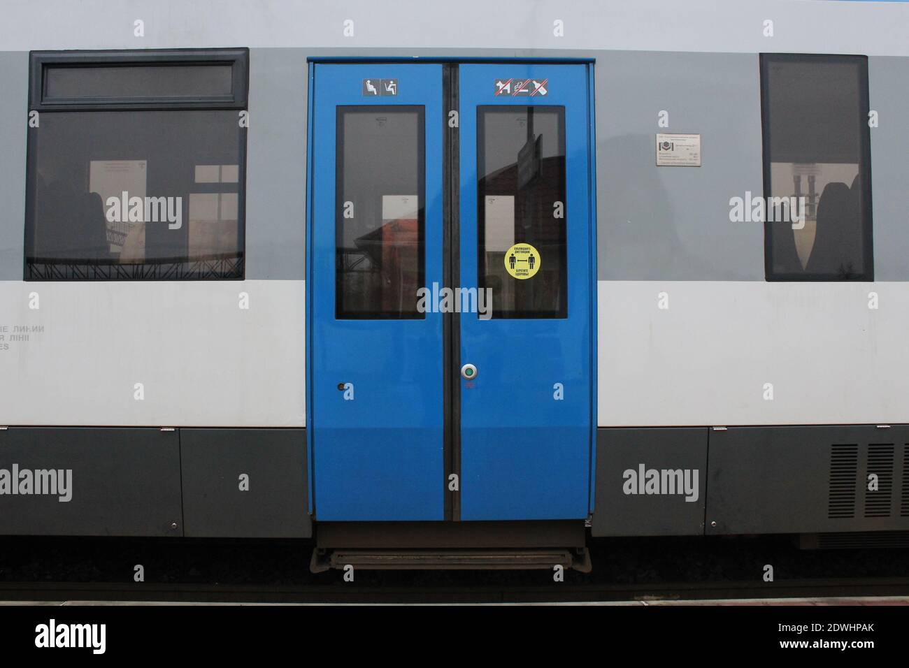 Doors to empty train car hi-res stock photography and images - Alamy