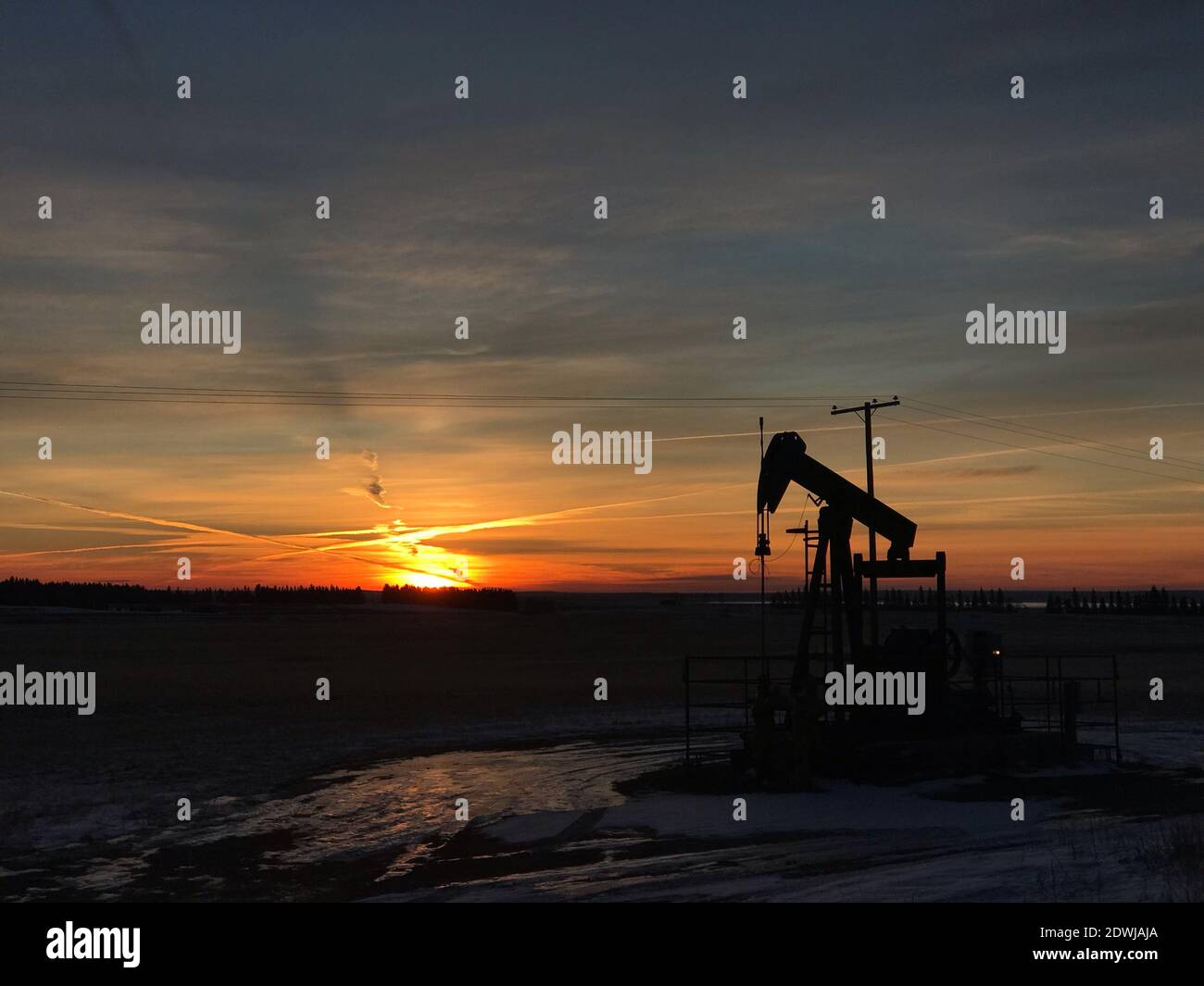Oil rig sunset land hi-res stock photography and images - Alamy