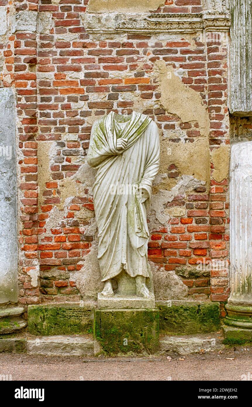 Red brick wall sculpture hi-res stock photography and images - Alamy