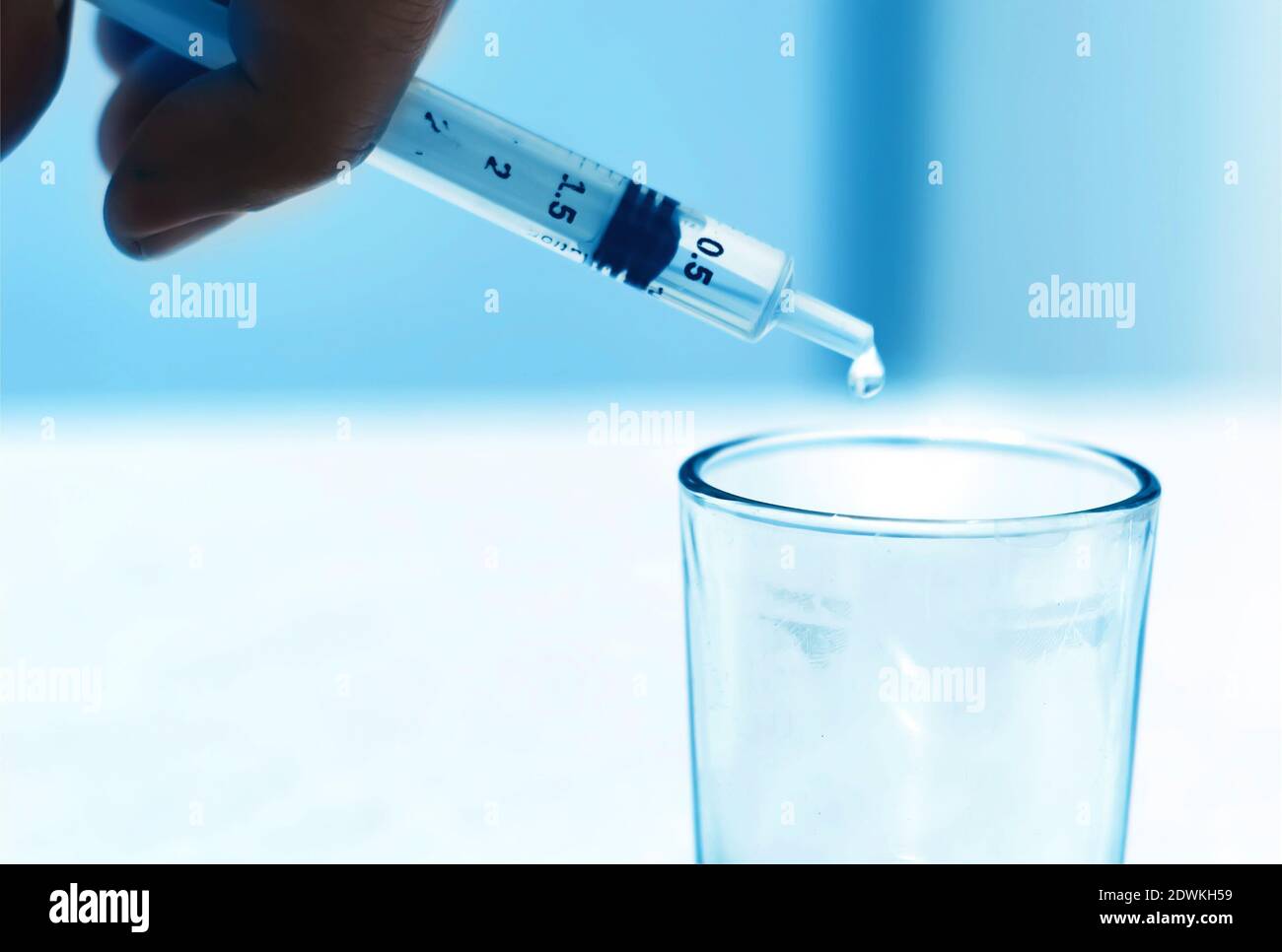 Drop falling from pipette into test tube hi-res stock photography and ...